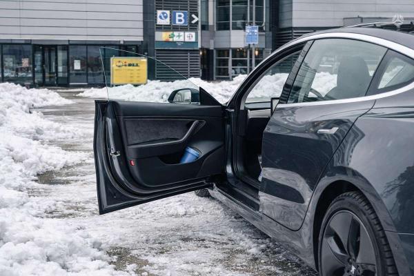 Grey Tesla Model 3 2020 in Vilnius, with an engine capacity of 0.00 L and mileage of 102 thousand km for 15300 €, photo 3 on AUTOMOTO.COM.LV