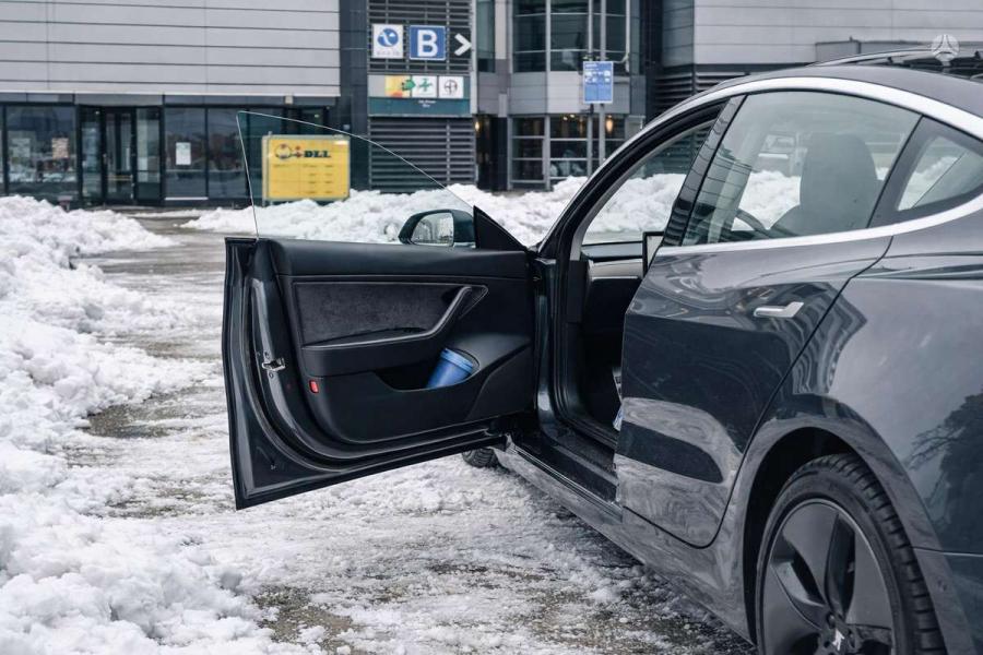 Grey Tesla Model 3 2020 in Vilnius, with an engine capacity of 0.00 L and mileage of 102 thousand km for 15300 €, photo 3 on AUTOMOTO.COM.LV