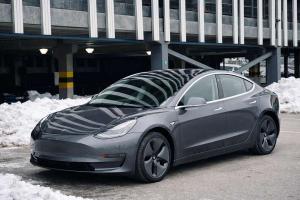 Grey Tesla Model 3 2020 in Vilnius, with an engine capacity of 0.00 L and mileage of 102 thousand km for 15300 €, photo 4 on AUTOMOTO.COM.LV