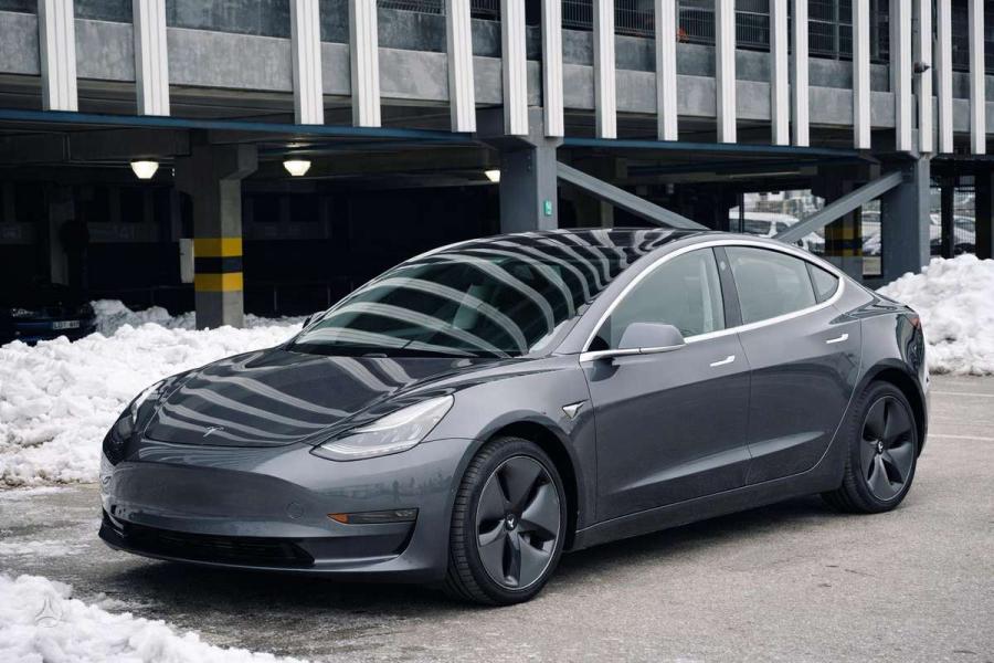 Grey Tesla Model 3 2020 in Vilnius, with an engine capacity of 0.00 L and mileage of 102 thousand km for 15300 €, photo 4 on AUTOMOTO.COM.LV