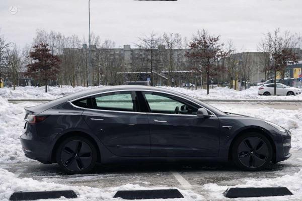 Grey Tesla Model 3 2020 in Vilnius, with an engine capacity of 0.00 L and mileage of 102 thousand km for 15300 €, photo 5 on AUTOMOTO.COM.LV