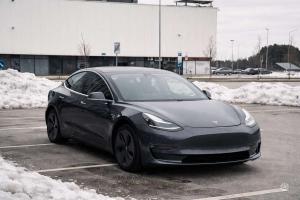 Grey Tesla Model 3 2020 in Vilnius, with an engine capacity of 0.00 L and mileage of 102 thousand km for 15300 €, photo 7 on AUTOMOTO.COM.LV