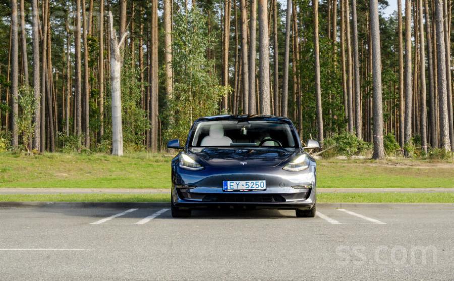 Grey Tesla Model 3 2020 in Riga, with an engine capacity of 0.00 L and mileage of 127 thousand km for 21990 €, photo 3 on AUTOMOTO.COM.LV