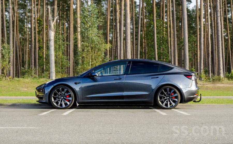 Grey Tesla Model 3 2020 in Riga, with an engine capacity of 0.00 L and mileage of 127 thousand km for 21990 €, photo 5 on AUTOMOTO.COM.LV