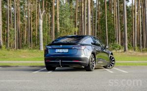 Grey Tesla Model 3 2020 in Riga, with an engine capacity of 0.00 L and mileage of 127 thousand km for 21990 €, photo 6 on AUTOMOTO.COM.LV