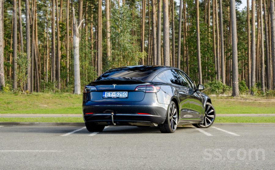 Grey Tesla Model 3 2020 in Riga, with an engine capacity of 0.00 L and mileage of 127 thousand km for 21990 €, photo 6 on AUTOMOTO.COM.LV