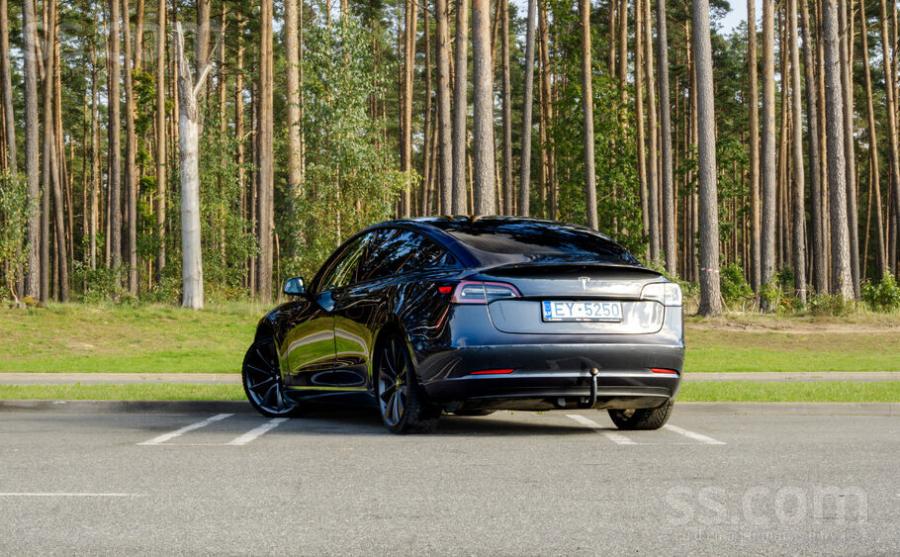 Grey Tesla Model 3 2020 in Riga, with an engine capacity of 0.00 L and mileage of 127 thousand km for 21990 €, photo 8 on AUTOMOTO.COM.LV