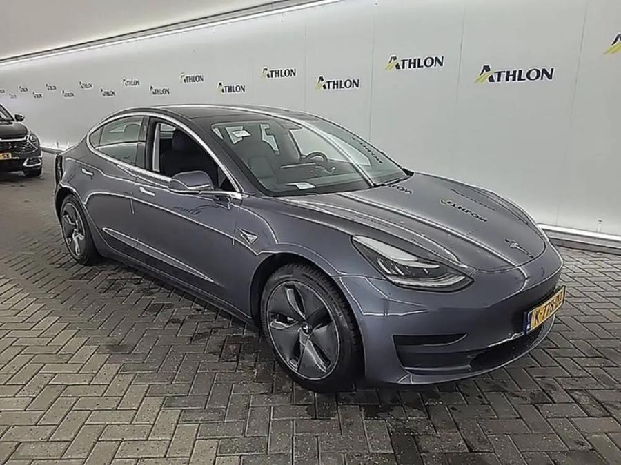 Grey Tesla Model 3 2020 in Riga, with an engine capacity of 0.00 L and mileage of 88 thousand km for 17155 €, photo 3 on AUTOMOTO.COM.LV