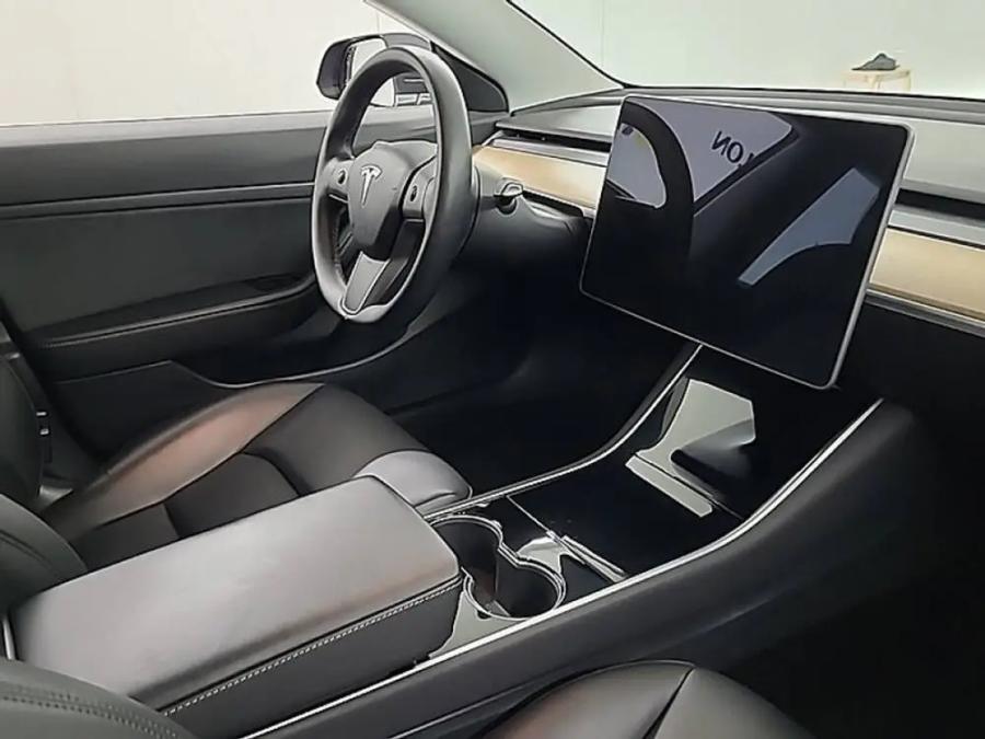 Grey Tesla Model 3 2020 in Riga, with an engine capacity of 0.00 L and mileage of 88 thousand km for 17155 €, photo 7 on AUTOMOTO.COM.LV
