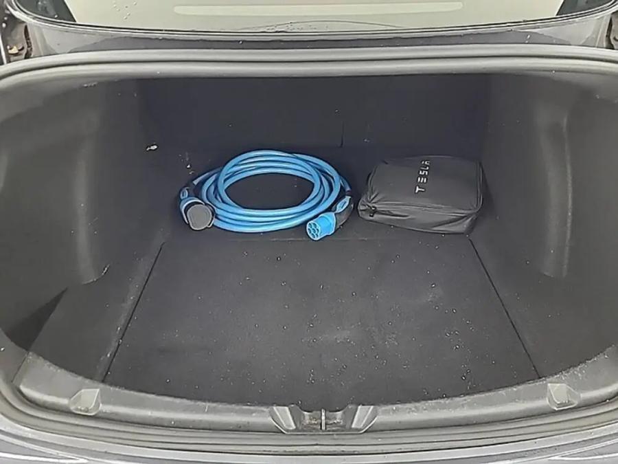 Grey Tesla Model 3 2020 in Riga, with an engine capacity of 0.00 L and mileage of 88 thousand km for 17155 €, photo 15 on AUTOMOTO.COM.LV