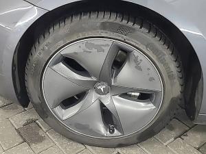 Grey Tesla Model 3 2020 in Riga, with an engine capacity of 0.00 L and mileage of 88 thousand km for 17155 €, photo 17 on AUTOMOTO.COM.LV