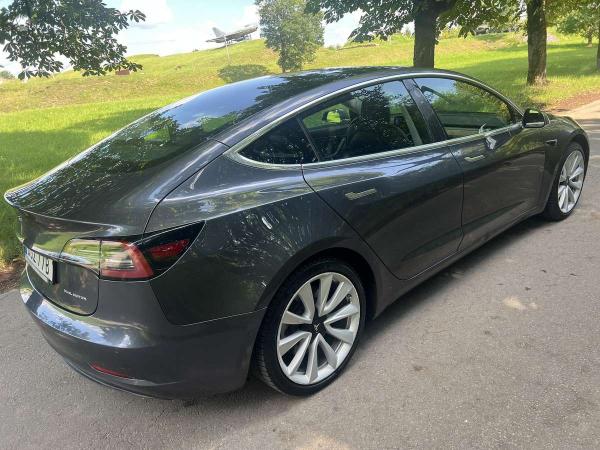 Grey Tesla Model 3 2020 in Kaunas, with an engine capacity of 0.00 L and mileage of 300 thousand km for 10450 €, photo 5 on AUTOMOTO.COM.LV