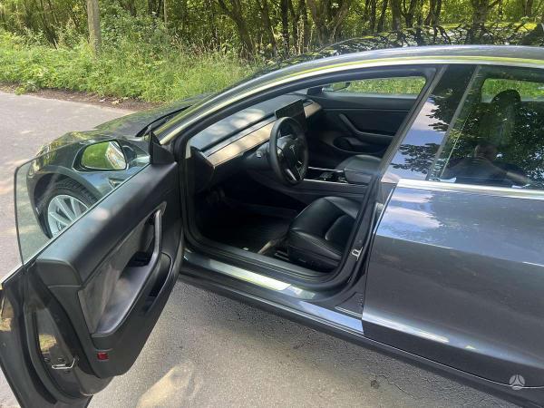 Grey Tesla Model 3 2020 in Kaunas, with an engine capacity of 0.00 L and mileage of 300 thousand km for 10450 €, photo 6 on AUTOMOTO.COM.LV