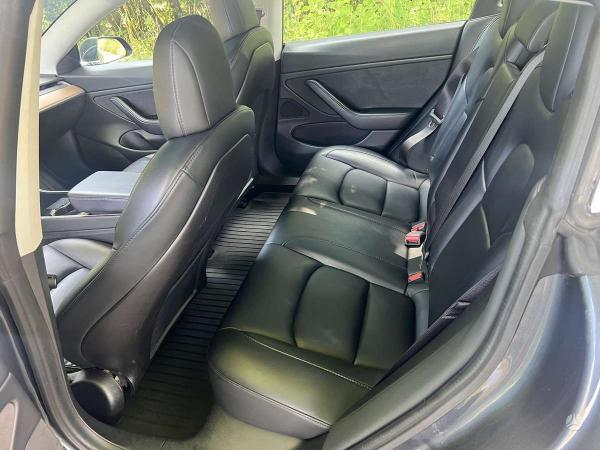 Grey Tesla Model 3 2020 in Kaunas, with an engine capacity of 0.00 L and mileage of 300 thousand km for 10450 €, photo 7 on AUTOMOTO.COM.LV