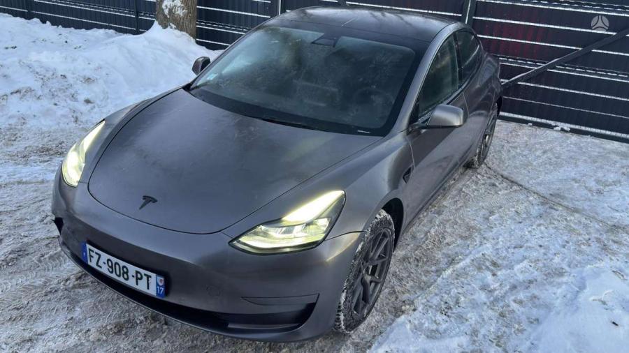 Grey Tesla Model 3 2021 in Jonava, with an engine capacity of 0.00 L and mileage of 50 thousand km for 14900 €, photo 1 on AUTOMOTO.COM.LV
