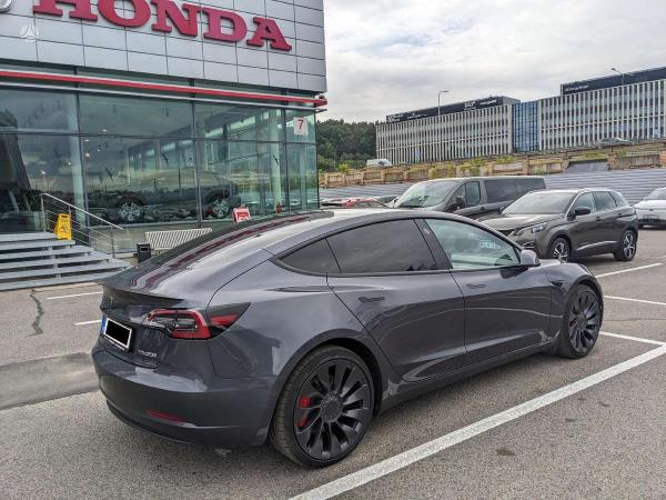 Grey Tesla Model 3 2021 in Vilnius, with an engine capacity of 0.00 L and mileage of 137 thousand km for 23700 €, photo 3 on AUTOMOTO.COM.LV