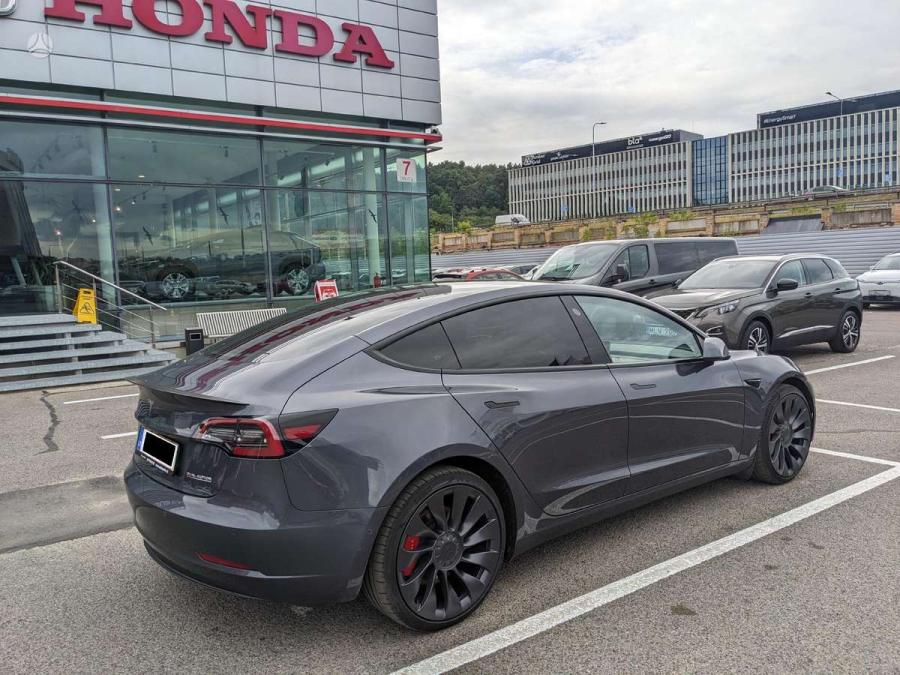 Grey Tesla Model 3 2021 in Vilnius, with an engine capacity of 0.00 L and mileage of 137 thousand km for 23700 €, photo 3 on AUTOMOTO.COM.LV