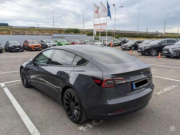 Grey Tesla Model 3 2021 in Vilnius, with an engine capacity of 0.00 L and mileage of 137 thousand km for 23700 €, photo 4 on AUTOMOTO.COM.LV