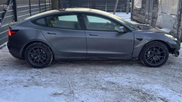 Pelēks Tesla Model 3 2021 Jonava, ar dzinēja tilpumu 0.00 L un nobraukumu 50 tūkst. km par 14500 €, foto 4 vietnē AUTOMOTO.COM.LV