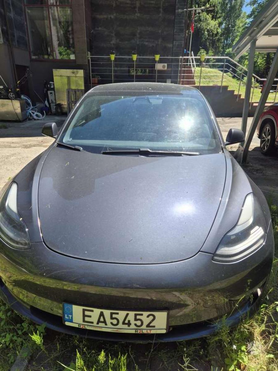 Grey Tesla Model 3 2021 in Vilnius, with an engine capacity of 0.00 L and mileage of 72 thousand km for 22000 €, photo 3 on AUTOMOTO.COM.LV