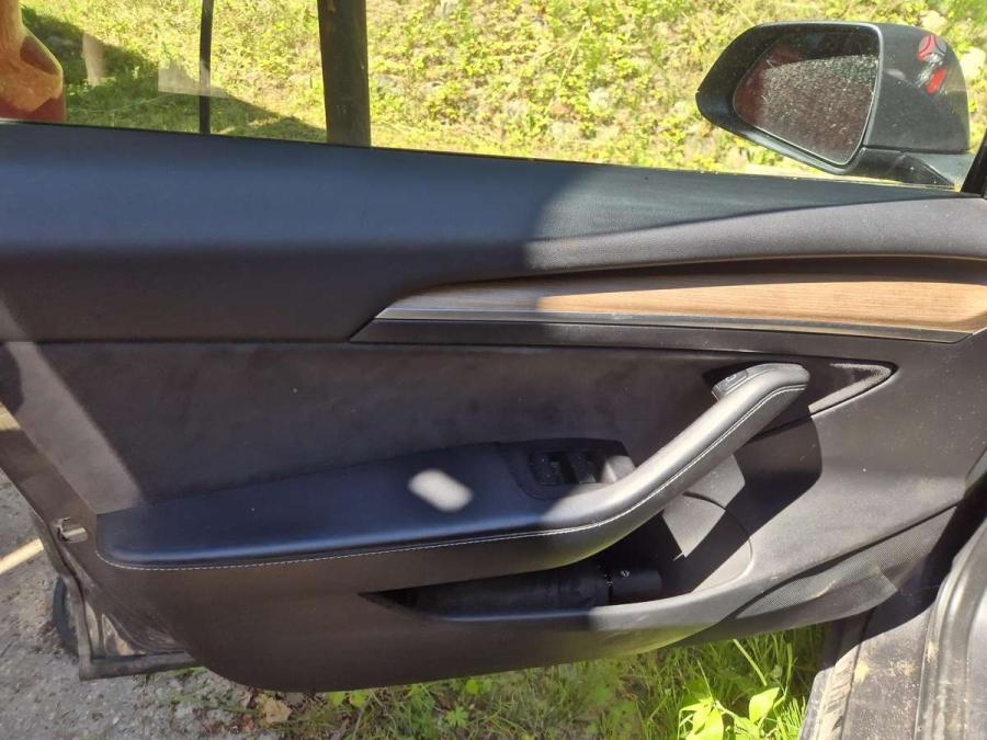 Grey Tesla Model 3 2021 in Vilnius, with an engine capacity of 0.00 L and mileage of 72 thousand km for 22000 €, photo 7 on AUTOMOTO.COM.LV