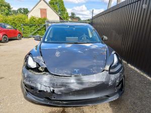 Grey Tesla Model 3 2021 in Kaunas, with an engine capacity of 0.00 L and mileage of 120 thousand km for 12200 €, photo 3 on AUTOMOTO.COM.LV