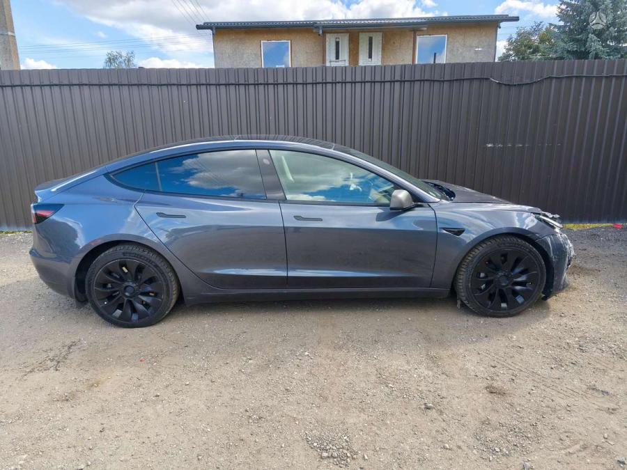 Grey Tesla Model 3 2021 in Kaunas, with an engine capacity of 0.00 L and mileage of 120 thousand km for 12200 €, photo 5 on AUTOMOTO.COM.LV