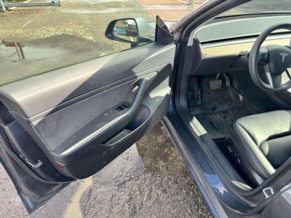 Tesla Model 3 2021 RadviliÅ”kis vietnÄ PelÄks Tesla Model 3 2021 RadviliÅ”kis, ar dzinÄja tilpumu 0.00 L un nobraukumu 105 tÅ«kst. km par 16950 ā¬, foto 9 vietnÄ AUTOMOTO.COM.LV