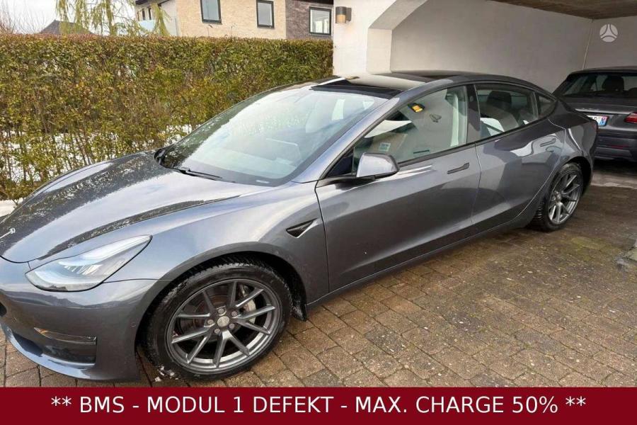 Grey Tesla Model 3 2021 in Kaunas, with an engine capacity of 0.00 L and mileage of 170 thousand km for 14299 €, photo 1 on AUTOMOTO.COM.LV