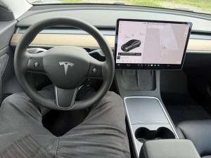 Grey Tesla Model 3 2021 in Kaunas, with an engine capacity of 0.00 L and mileage of 171 thousand km for 14299 €, photo 6 on AUTOMOTO.COM.LV