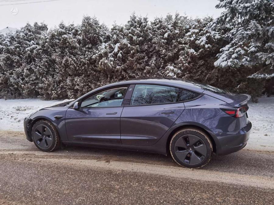 Grey Tesla Model 3 2022 in Kaunas, with an engine capacity of 0.00 L and mileage of 33 thousand km for 12300 €, photo 2 on AUTOMOTO.COM.LV