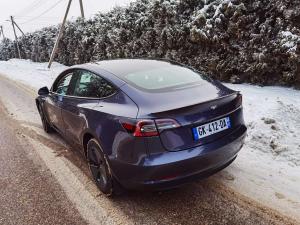 Grey Tesla Model 3 2022 in Kaunas, with an engine capacity of 0.00 L and mileage of 33 thousand km for 12300 €, photo 3 on AUTOMOTO.COM.LV