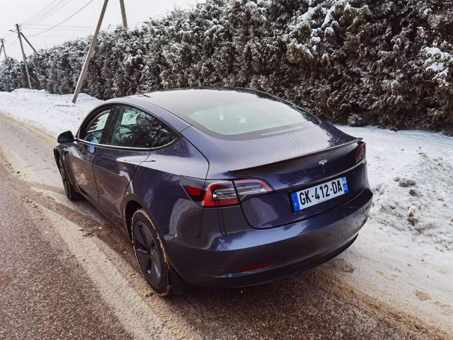 Grey Tesla Model 3 2022 in Kaunas, with an engine capacity of 0.00 L and mileage of 33 thousand km for 12300 €, photo 3 on AUTOMOTO.COM.LV