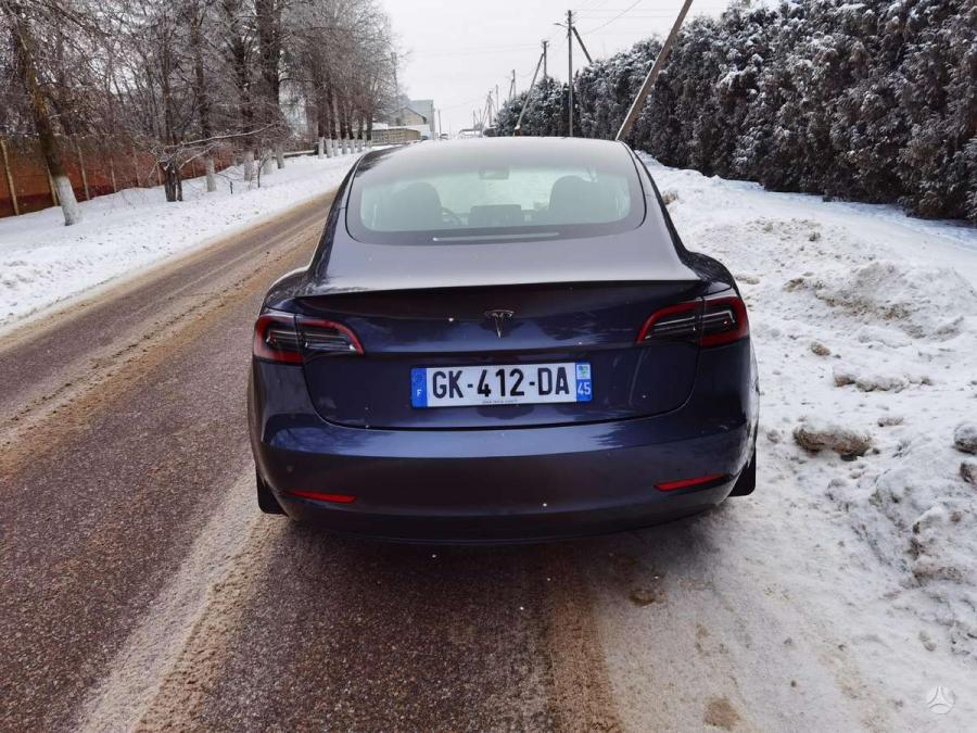 Grey Tesla Model 3 2022 in Kaunas, with an engine capacity of 0.00 L and mileage of 33 thousand km for 12300 €, photo 4 on AUTOMOTO.COM.LV