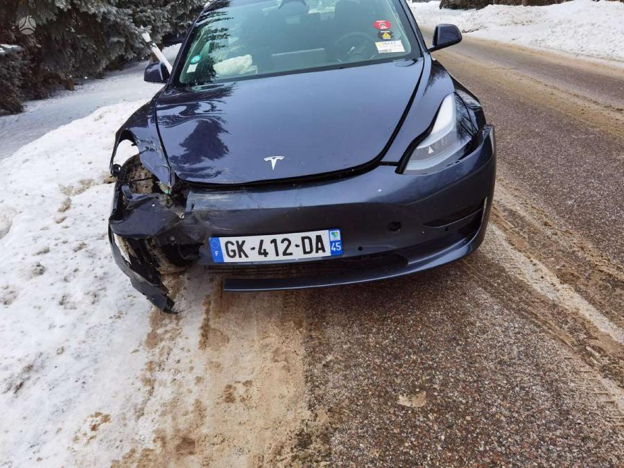 Grey Tesla Model 3 2022 in Kaunas, with an engine capacity of 0.00 L and mileage of 33 thousand km for 12300 €, photo 9 on AUTOMOTO.COM.LV