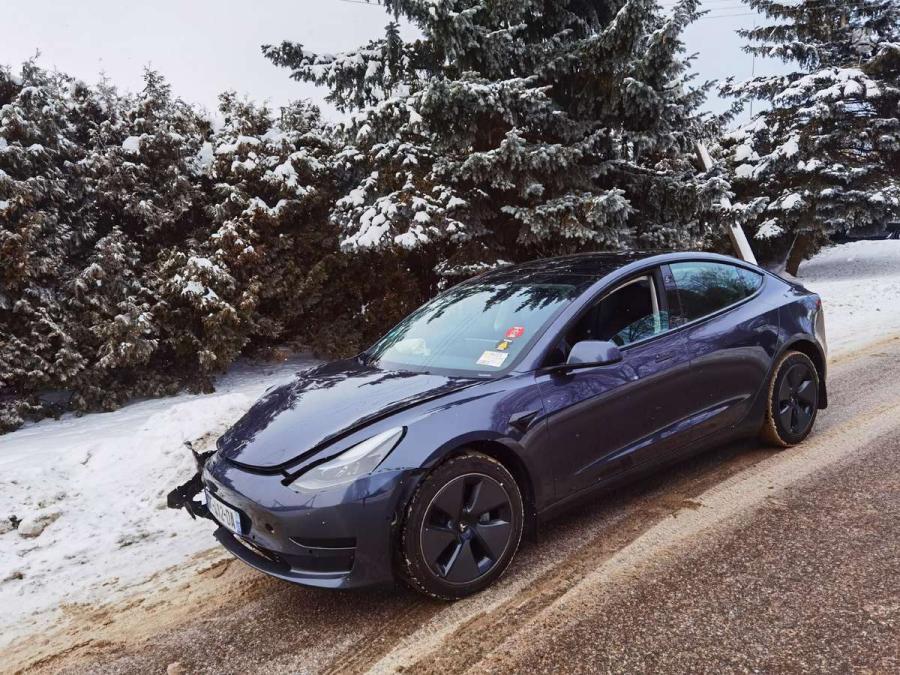 Grey Tesla Model 3 2022 in Kaunas, with an engine capacity of 0.00 L and mileage of 33 thousand km for 12300 €, photo 12 on AUTOMOTO.COM.LV