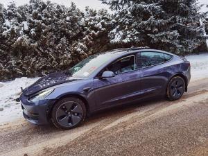 Grey Tesla Model 3 2022 in Kaunas, with an engine capacity of 0.00 L and mileage of 33 thousand km for 12300 €, photo 32 on AUTOMOTO.COM.LV