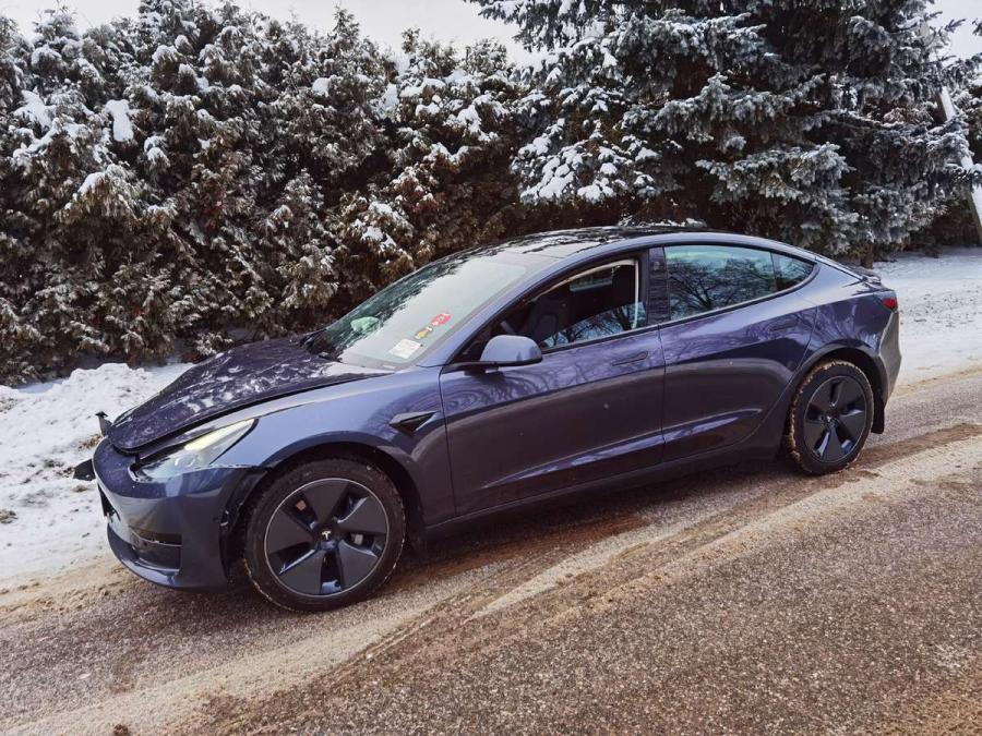 Grey Tesla Model 3 2022 in Kaunas, with an engine capacity of 0.00 L and mileage of 33 thousand km for 12300 €, photo 32 on AUTOMOTO.COM.LV