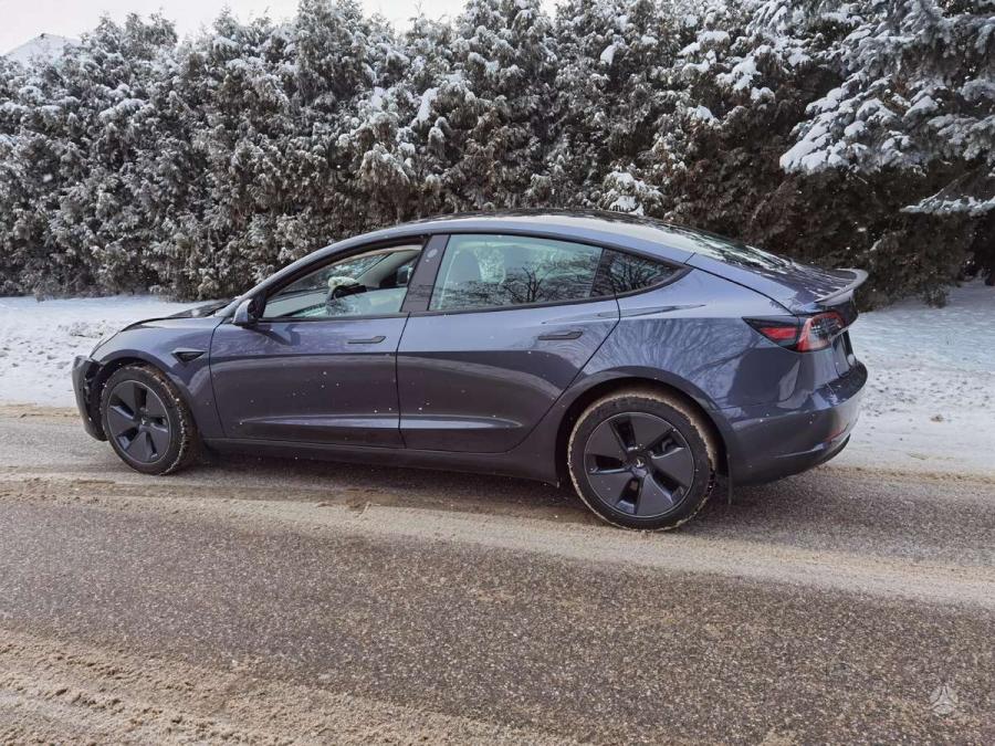 Grey Tesla Model 3 2022 in Kaunas, with an engine capacity of 0.00 L and mileage of 33 thousand km for 12300 €, photo 35 on AUTOMOTO.COM.LV