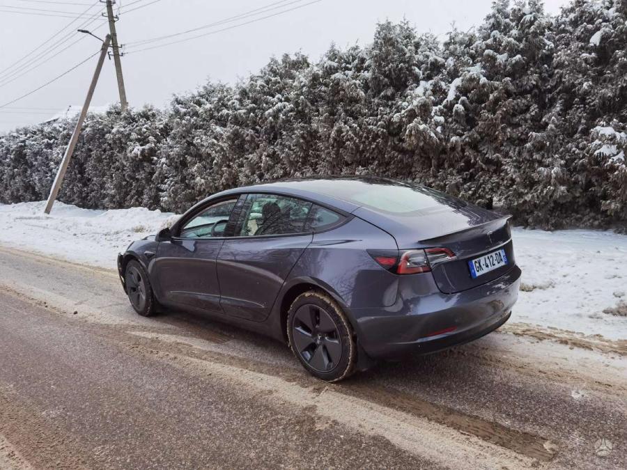 Grey Tesla Model 3 2022 in Kaunas, with an engine capacity of 0.00 L and mileage of 33 thousand km for 12300 €, photo 37 on AUTOMOTO.COM.LV