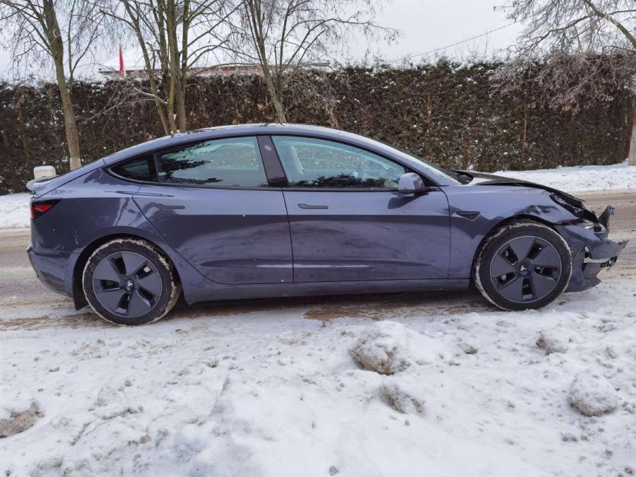 Grey Tesla Model 3 2022 in Kaunas, with an engine capacity of 0.00 L and mileage of 33 thousand km for 11900 €, photo 7 on AUTOMOTO.COM.LV