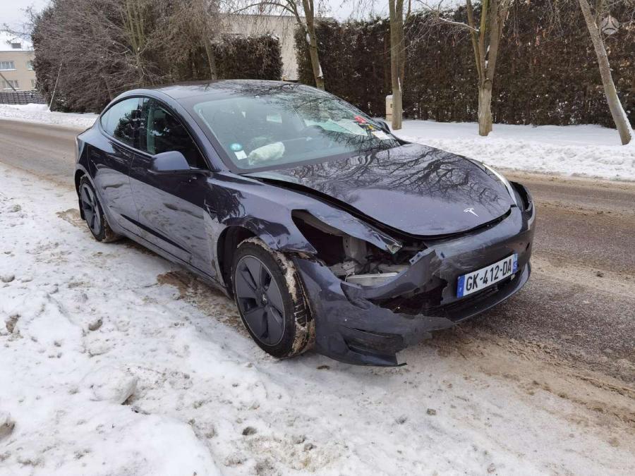 Grey Tesla Model 3 2022 in Kaunas, with an engine capacity of 0.00 L and mileage of 33 thousand km for 11900 €, photo 8 on AUTOMOTO.COM.LV