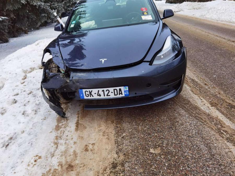 Grey Tesla Model 3 2022 in Kaunas, with an engine capacity of 0.00 L and mileage of 33 thousand km for 11900 €, photo 10 on AUTOMOTO.COM.LV