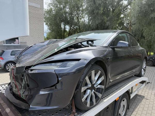 Серый Тесла Модель 3 2023 в Мариямполе, объемом двигателя 0.00 л и пробегом 55 тыс. км за 17900 €, фото 1 на AUTOMOTO.COM.LV