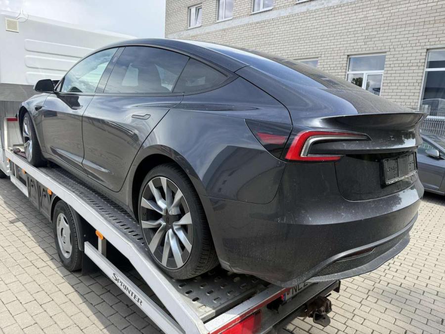 Grey Tesla Model 3 2023 in Marijampole, with an engine capacity of 0.00 L and mileage of 55 thousand km for 17900 €, photo 4 on AUTOMOTO.COM.LV
