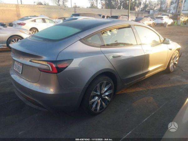 Grey Tesla Model 3 2025 in Klaipeda, with an engine capacity of 0.00 L and mileage of 4 thousand km for 14000 €, photo 4 on AUTOMOTO.COM.LV