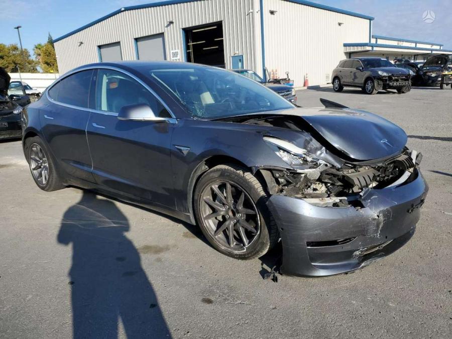 Grey Tesla Model 3 2019 in Kaunas, with an engine capacity of 0.00 L and mileage of 135 thousand km for 9200 €, photo 4 on AUTOMOTO.COM.LV