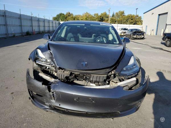Pelēks Tesla Model 3 2019 Kauņa, ar dzinēja tilpumu 0.00 L un nobraukumu 135 tūkst. km par 9200 €, foto 5 vietnē AUTOMOTO.COM.LV