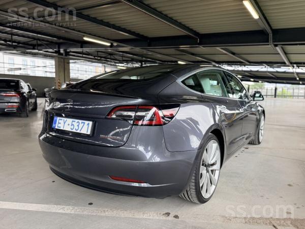 Grey Tesla Model 3 2019 in Riga, with an engine capacity of 0.00 L and mileage of 131 thousand km for 19950 €, photo 3 on AUTOMOTO.COM.LV