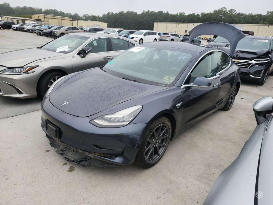 Grey Tesla Model 3 2019 in Klaipeda, with an engine capacity of 0.00 L and mileage of 210 thousand km for 10200 €, photo 1 on AUTOMOTO.COM.LV